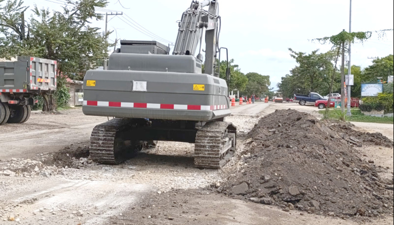 Vuelven a levantar la carpeta asfáltica en la colonia Pakal-Ná - Diario ...