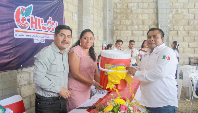 Honran a los padres de familia en Chilón - Diario de Palenque